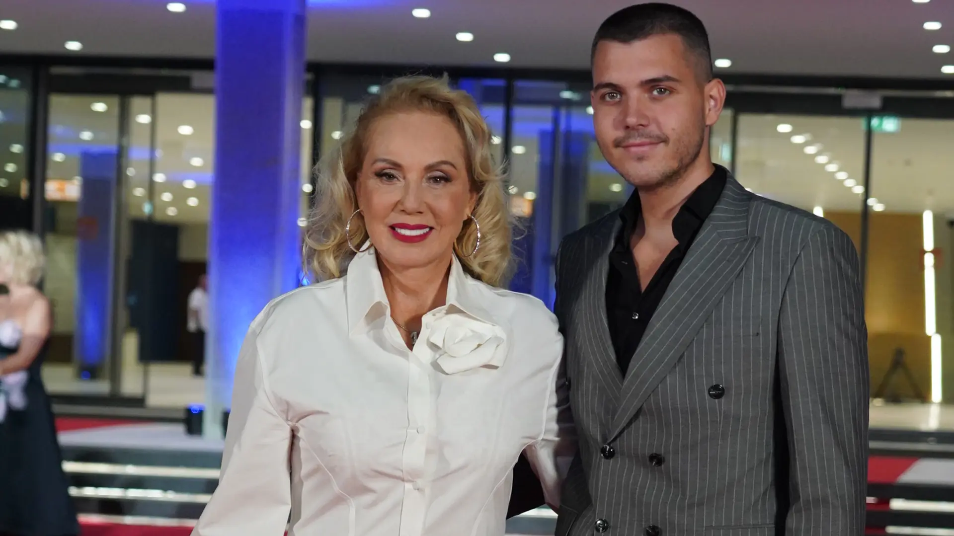 Viktor Živojinović se oglasio nakon što je Brena polomila nogu: "Ljubav se oseti i u tišini"